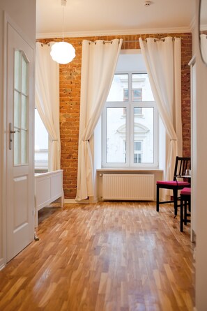 Quarto Duplo Superior, Vista para a cidade | Roupa de alta qualidade, edredões de penas, secretária 