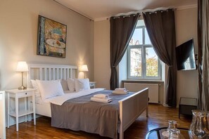 Quarto Deluxe | Roupa de alta qualidade, edredões de penas, secretária 