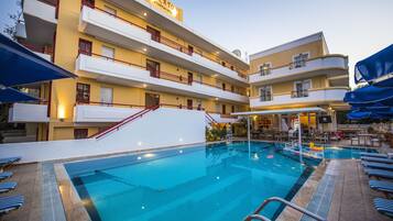 Piscina externa, funciona das 9h às 19h, guarda-sóis, espreguiçadeiras