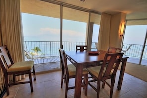 Apartamento em Condomínio Fechado, 2 quartos | Cozinha privada | Um frigorífico, um micro-ondas, um forno, uma cafeteira/bule