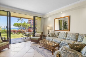 Condo, 2 quartos | Área de estar | TV de tela plana, DVD player