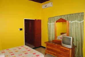 Quarto Standard, 1 cama de casal (with Ceiling Fan) | Minibar, secretária, roupa de cama fornecida 