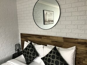 Quarto executivo | Ferros/tábuas de passar roupa, Wi-Fi de cortesia, roupa de cama
