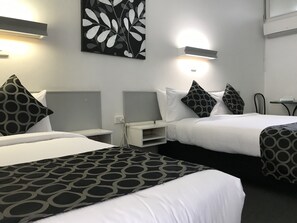 Quarto triplo executivo | Ferros/tábuas de passar roupa, Wi-Fi de cortesia, roupa de cama