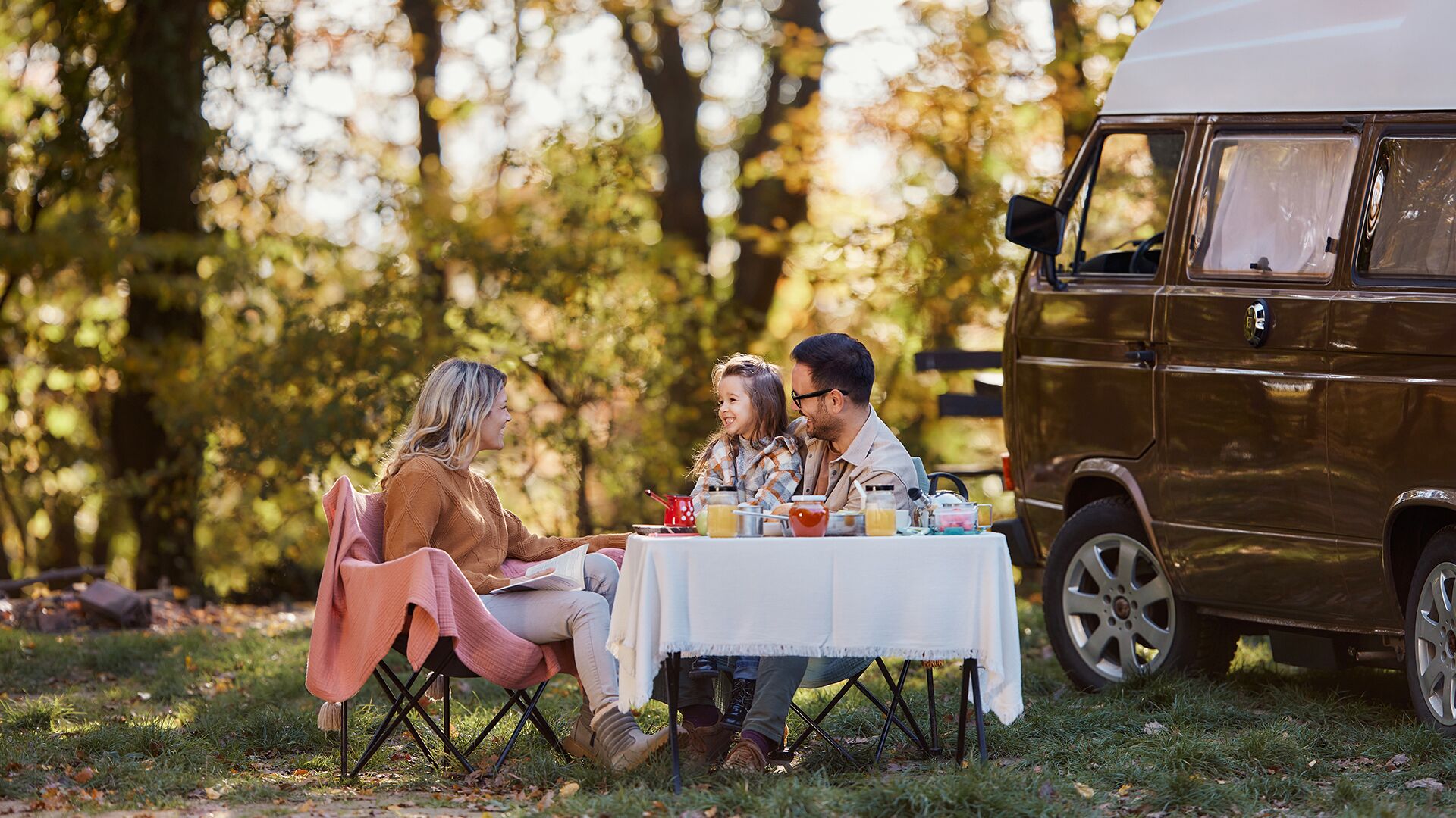 Roupa de alta qualidade, edredões de penas, cofre no quarto, secretária 
