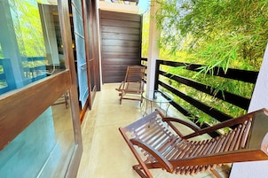 Deluxe Double or Twin Room with Balcony includes Free Airport pick-up or drop-off | Terraço/pátio interior