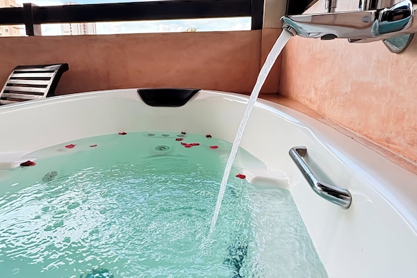 Suite with Private Terrace & Jacuzzi Includes Free Airport pick-up or drop-off | Banheiro | Chuveiro, chuveiro com efeito de chuva, produtos de toalete grátis