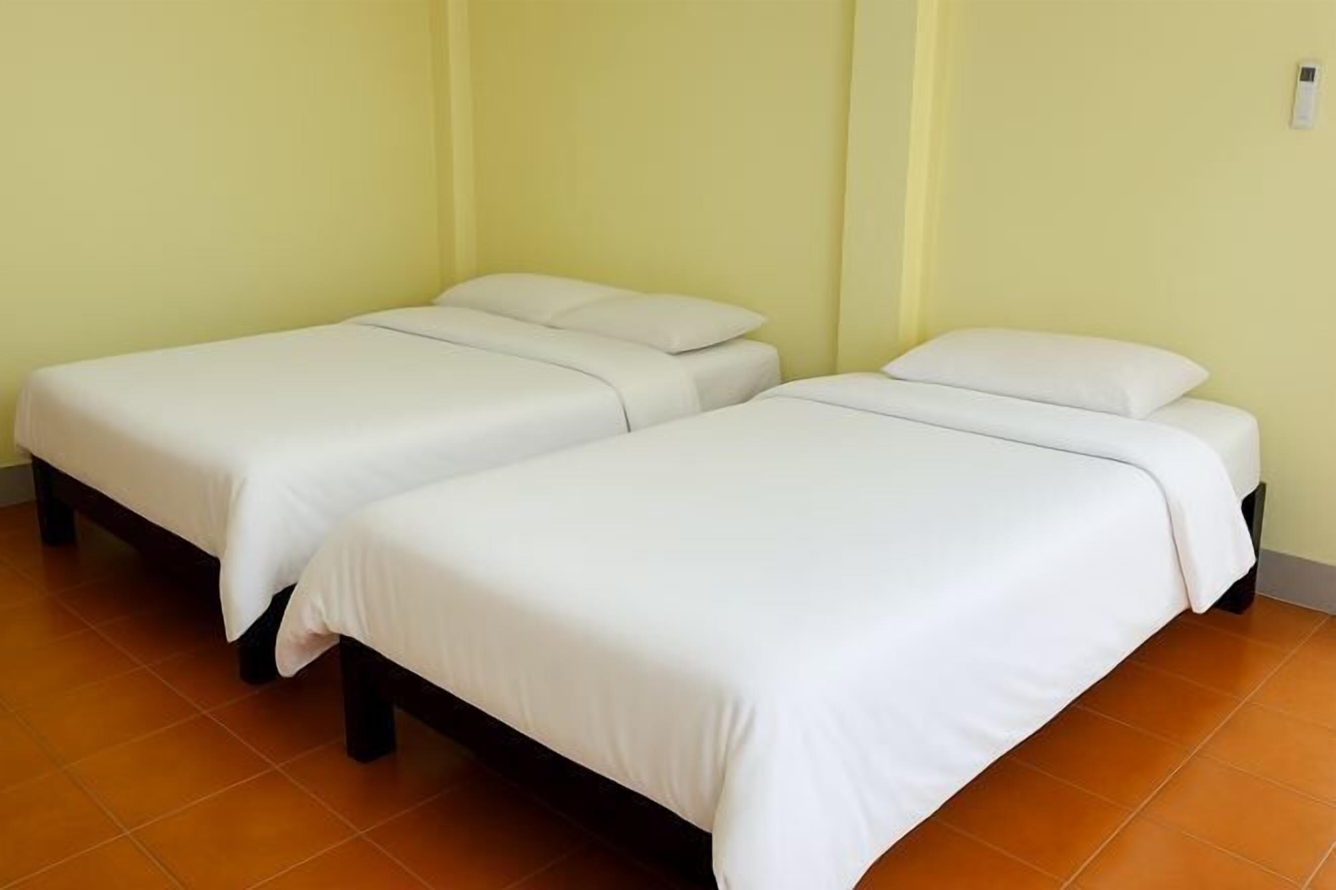 Frigobar, cofres nos quartos, escrivaninha, cortinas blackout