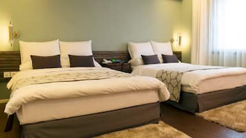 Quarto Twin Deluxe | Minibar, secretária, cortinas/cortinados opacos, ferro/tábua de engomar