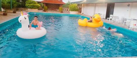 Piscina exterior, espreguiçadeiras