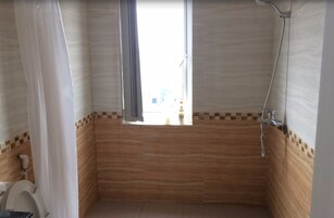 Chuveiro, produtos de toalete grátis, secador de cabelo, chinelos