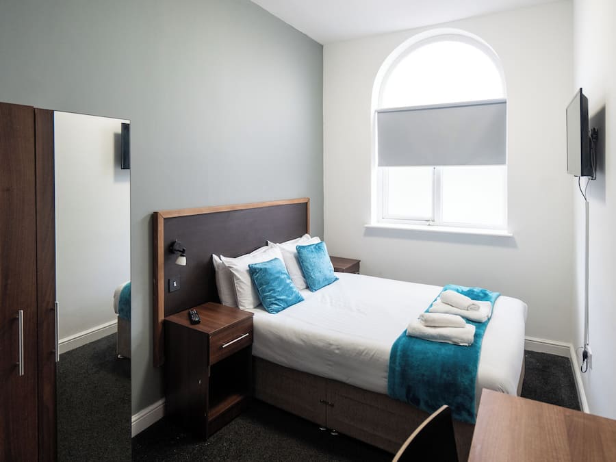 Quarto casal standard, 1 cama de casal, para não fumantes, suíte | Escrivaninha, quartos à prova de som, Wi-Fi de cortesia, roupa de cama