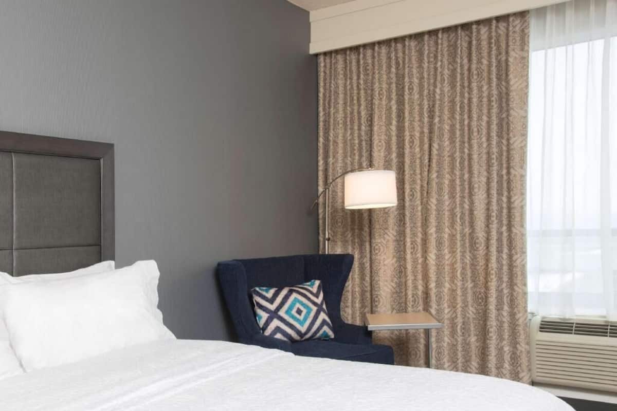 Cofre no quarto, secretária