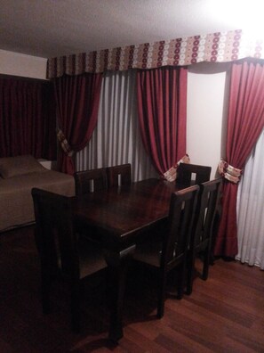 Apartamento, 2 quartos | Opções para refeição no quarto