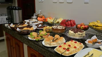 Pequenos-almoços, almoços, jantares servidos, cozinha local