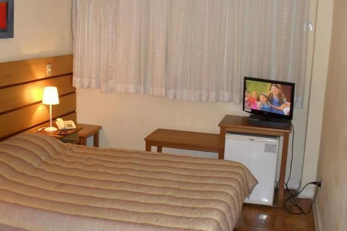 Frigobar, Wi-Fi de cortesia, roupa de cama