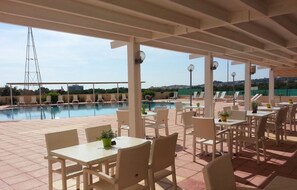 Piscina externa, espreguiçadeiras