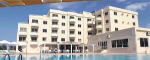 Piscina externa, espreguiçadeiras
