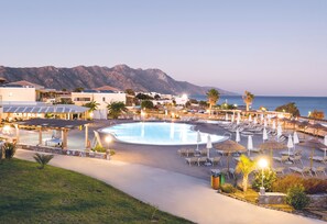 5 piscinas exteriores, guarda-sóis, espreguiçadeiras 