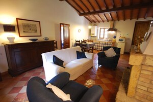 Apartamento (2 bedrooms 6 pax) | Cofres nos quartos, escrivaninha, quartos à prova de som, roupa de cama