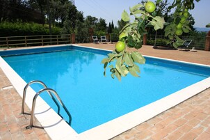 Piscina externa sazonal, guarda-sóis, espreguiçadeiras