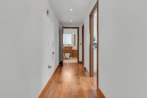 Apartamento Deluxe, 1 quarto, casa de banho privativa, Vista para a cidade | Casa de banho | Uma combinação polibã/banheira, uma banheira de imersão total
