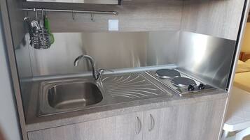 Estúdio | Cozinha privada | Um frigorífico, uma placa de cozinha, uma cafeteira/bule