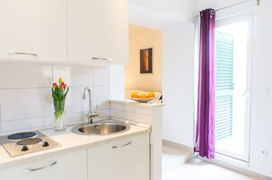 Suite-Estúdio Comfort | Cozinha privada | Um frigorífico/congelador grande, uma placa de cozinha 
