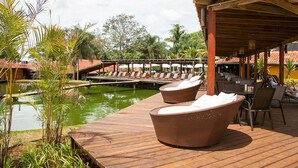 Terraço com espreguiçadeiras