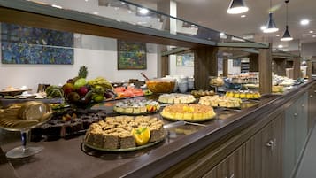 Café da manhã com buffet grátis todos os dias