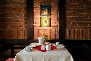 Almoços e jantares servidos, incluindo cozinha internacional