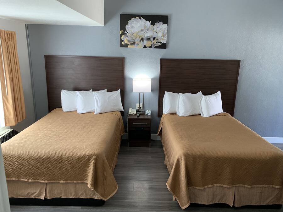 Secretária, cortinas/cortinados opacos, ferro/tábua de engomar