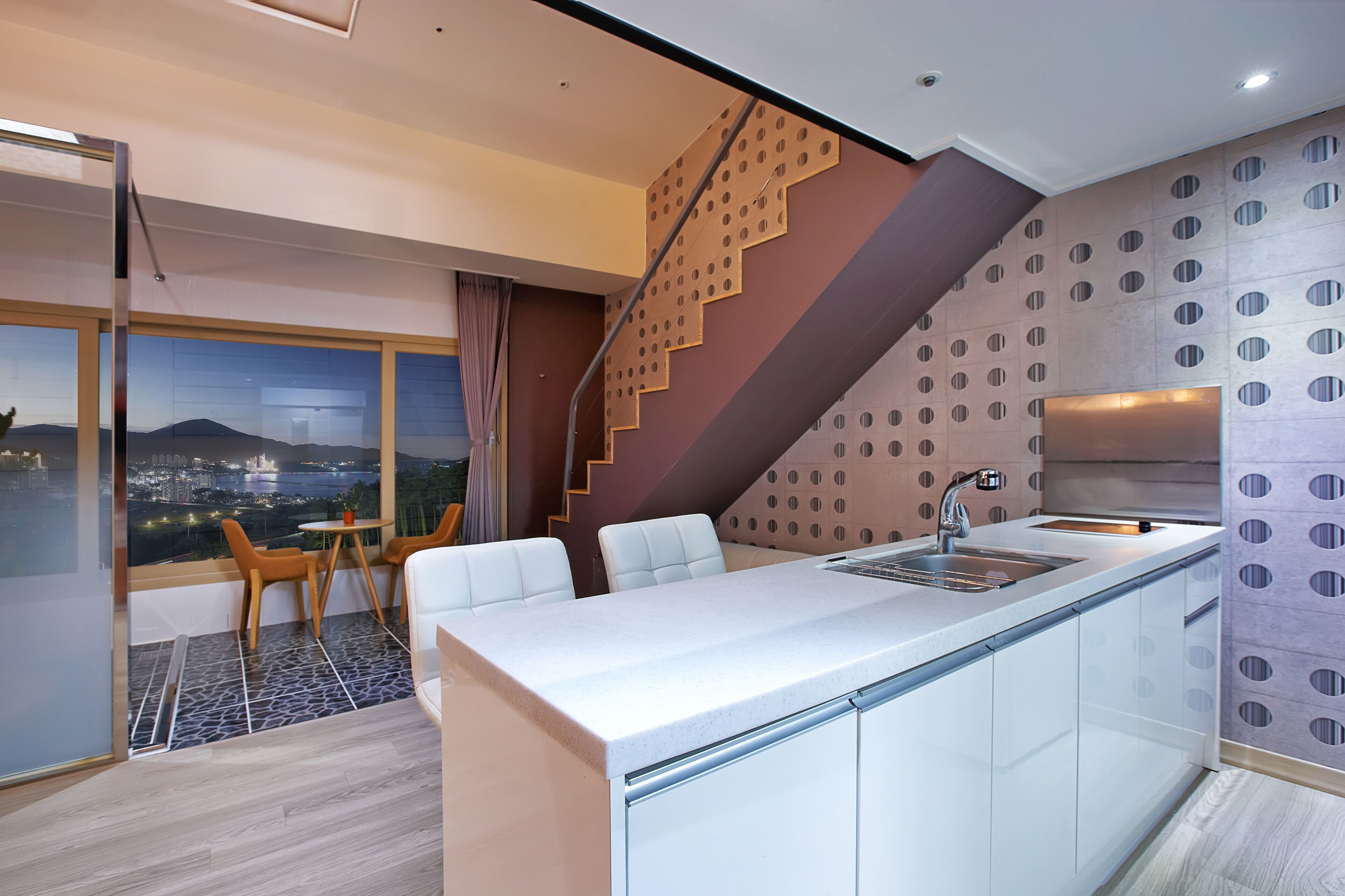 Duplex real (No Breakfast on Monday & Tuesday) | Cozinha privada | Geladeira, micro-ondas em uma área comum, chaleira elétrica
