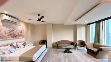 1 quarto, cofre no quarto, secretária, ferro/tábua de engomar