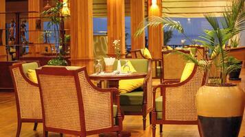 Pequenos-almoços, almoços, jantares servidos, cozinha asiática