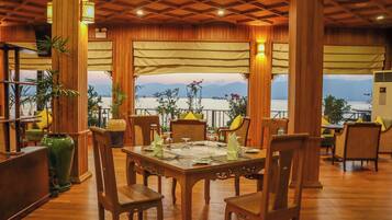 Cofre no quarto, secretária, cortinas/cortinados opacos