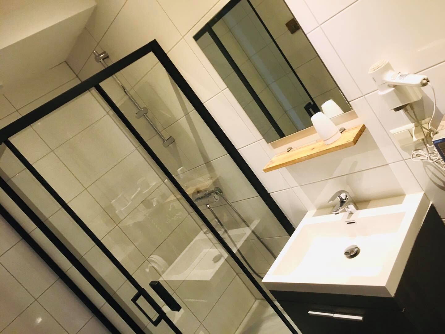 Apartamento, sacada (1st floor) | Banheiro | Chuveiro, produtos de toalete grátis, secador de cabelo 