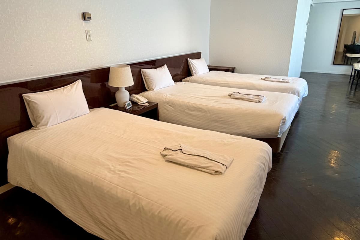 Quarto triplo (Premier Deluxe Twin) | Cofres nos quartos, escrivaninha, ferros/tábuas de passar roupa