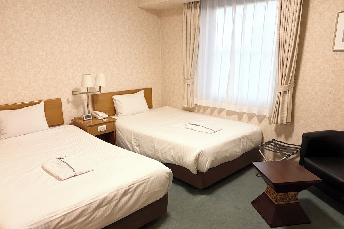 Quarto duplo standard | Cofres nos quartos, escrivaninha, ferros/tábuas de passar roupa