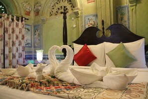Cofres nos quartos, escrivaninha, Wi-Fi de cortesia, roupa de cama