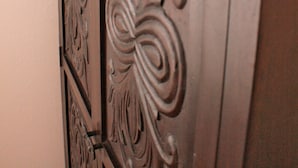 Uma porta de madeira detalhada com esculturas elaboradas.