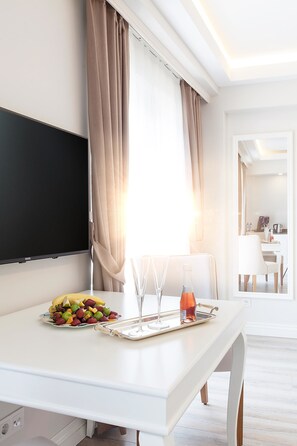 Roupa de alta qualidade, minibar, cofre no quarto, secretária