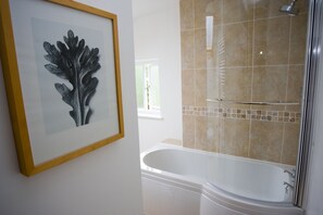 Quarto casal superior | Banheiro | Chuveiro, secador de cabelo, toalhas de banho 