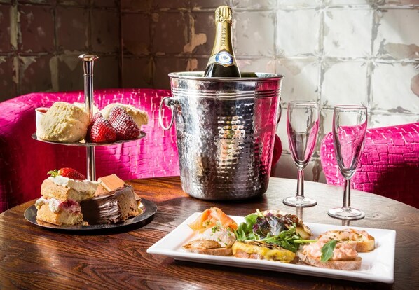 Pequenos-almoços, almoços, jantares servidos, cozinha local