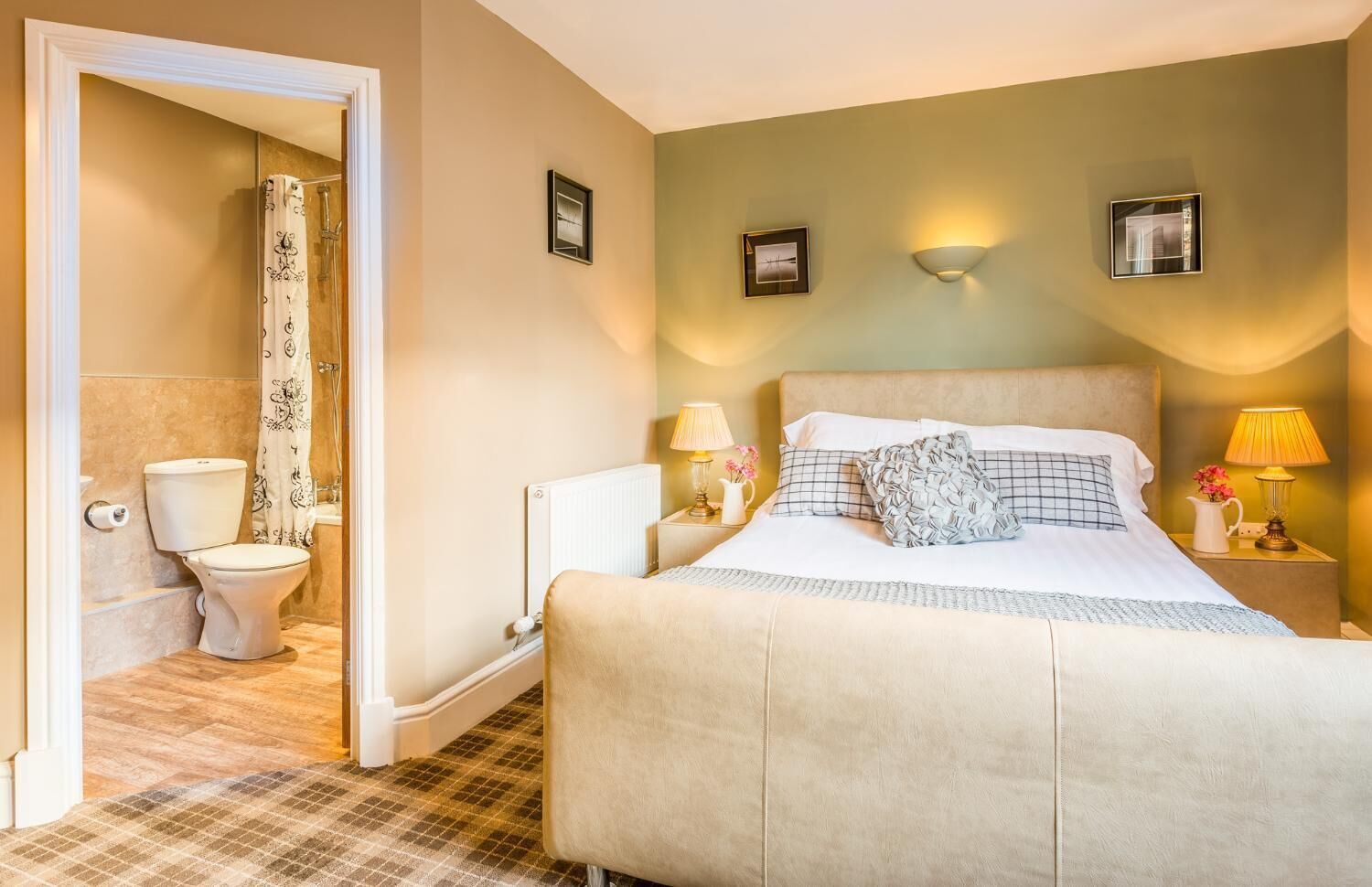 Escrivaninha, berços grátis, camas extras/dobráveis (sobretaxa)