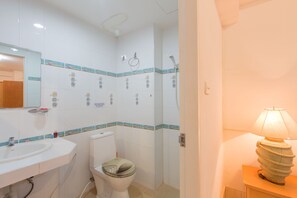 Two Connecting Studio with City View (10 Adults) | Casa de banho | Um polibã, um secador de cabelo (mediante pedido), toalhas fornecidas 