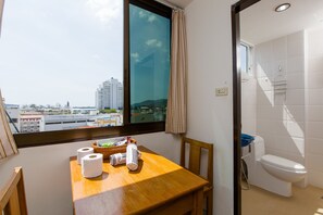 Studio with City View and Kitchen (2 Adults) | Vista do quarto