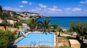 Piscina externa, guarda-sóis, espreguiçadeiras