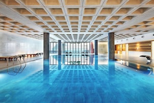 Piscina interna, 2 piscinas externas, guarda-sóis, espreguiçadeiras