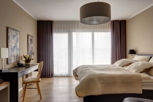 Roupa de alta qualidade, cofre no quarto, secretária